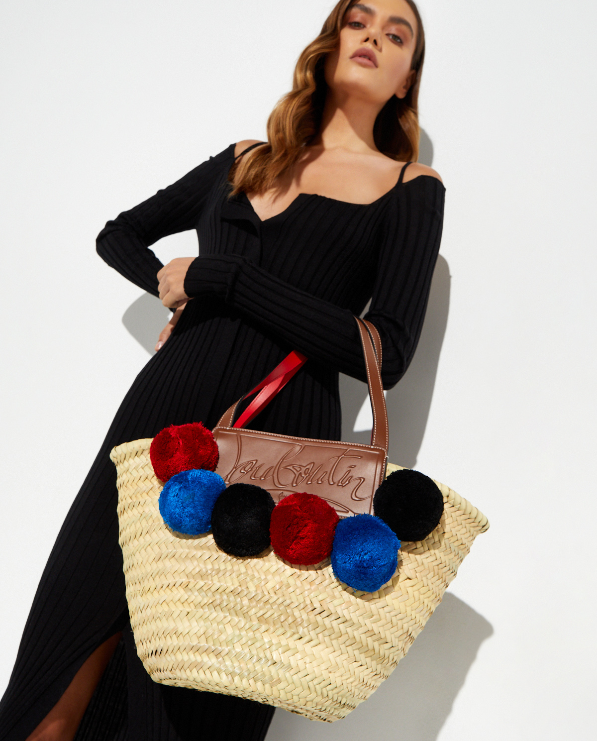 CHRISTIAN LOUBOUTIN - Torba z rafii Loubishore z kolorowymi pomponami ...